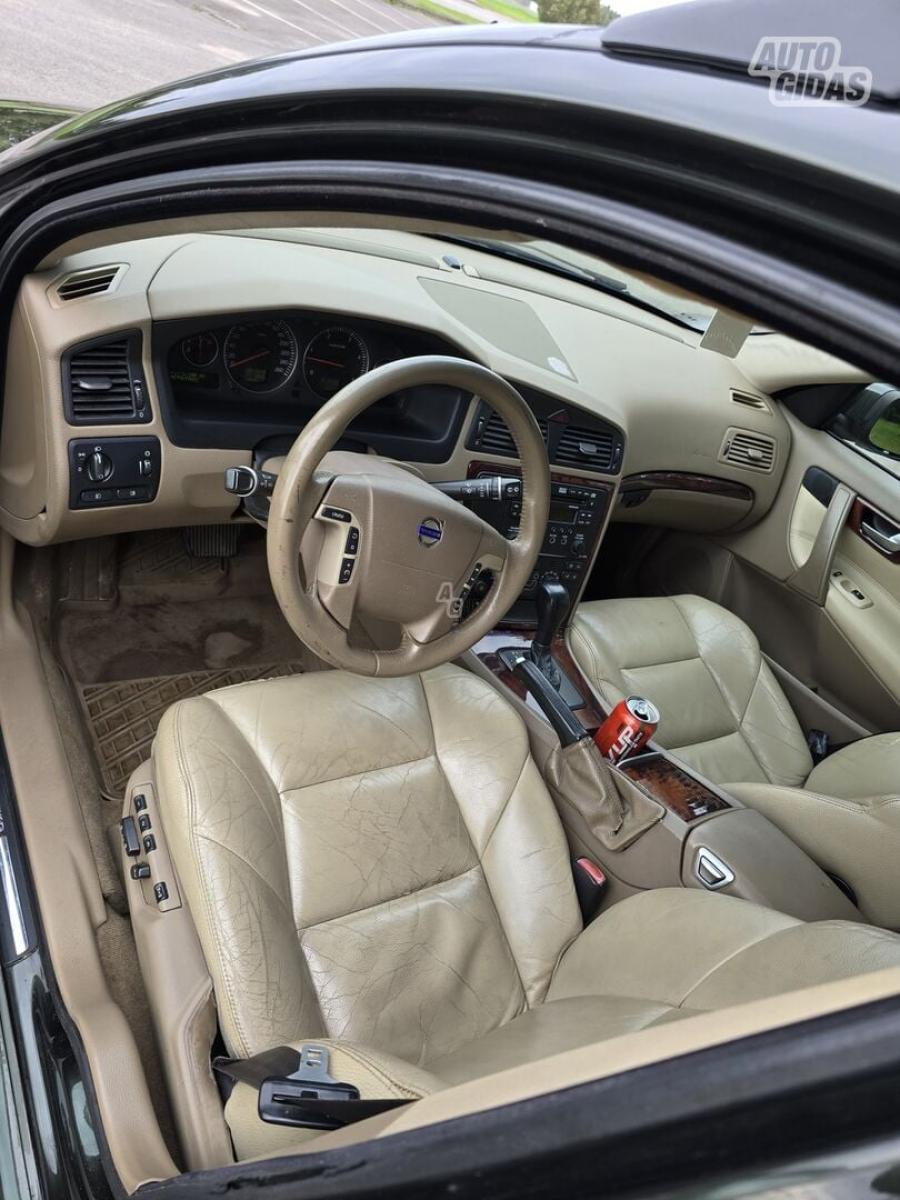 Green Volvo V70 2007 in Klaipeda, with an engine capacity of 2.40 L and mileage of 300 thousand km for 1950 €, photo 12 on AUTOMOTO.COM.LV