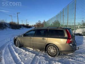 Green Volvo V70 2008 in Riga, with an engine capacity of 2.40 L and mileage of 346 thousand km for 2600 €, photo 4 on AUTOMOTO.COM.LV