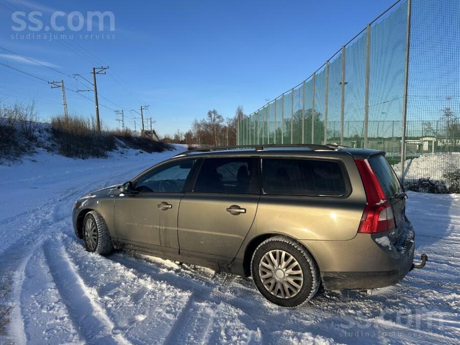 Green Volvo V70 2008 in Riga, with an engine capacity of 2.40 L and mileage of 346 thousand km for 2600 €, photo 4 on AUTOMOTO.COM.LV