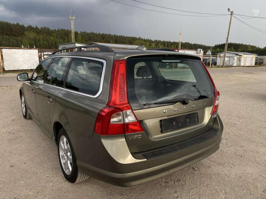 Green Volvo V70 2012 in Vilnius, with an engine capacity of 1.56 L and mileage of 398 thousand km for 4800 €, photo 3 on AUTOMOTO.COM.LV