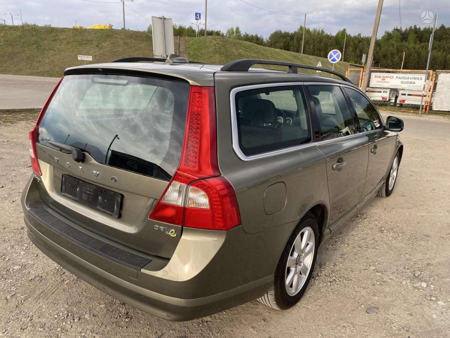 Green Volvo V70 2012 in Vilnius, with an engine capacity of 1.56 L and mileage of 398 thousand km for 4800 €, photo 4 on AUTOMOTO.COM.LV