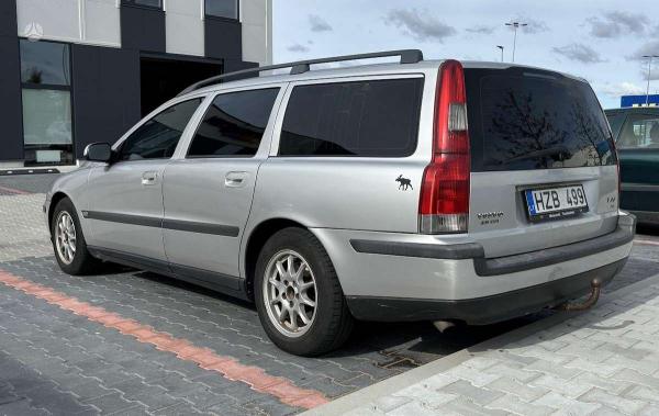 Grey Volvo V70 2002 in Vilnius, with an engine capacity of 2.40 L and mileage of 447 thousand km for 1200 €, photo 7 on AUTOMOTO.COM.LV
