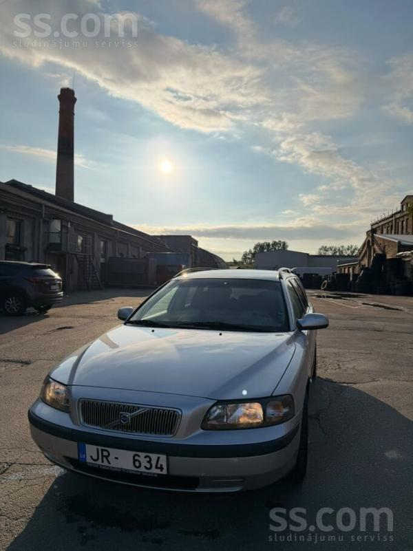 Pelēks Volvo V70 2001 Rīga, ar dzinēja tilpumu 2.40 L un nobraukumu 410 tūkst. km par 1350 €, foto 2 vietnē AUTOMOTO.COM.LV