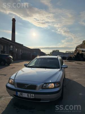 Grey Volvo V70 2001 in Riga, with an engine capacity of 2.40 L and mileage of 410 thousand km for 1350 €, photo 3 on AUTOMOTO.COM.LV