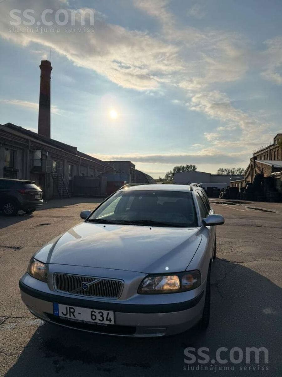 Grey Volvo V70 2001 in Riga, with an engine capacity of 2.40 L and mileage of 410 thousand km for 1350 €, photo 3 on AUTOMOTO.COM.LV