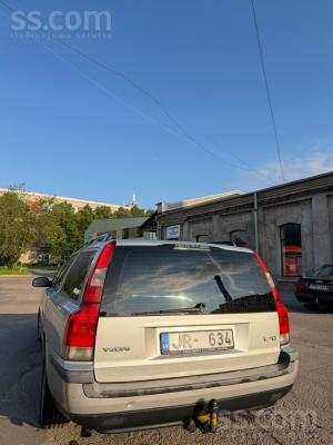Grey Volvo V70 2001 in Riga, with an engine capacity of 2.40 L and mileage of 410 thousand km for 1350 €, photo 5 on AUTOMOTO.COM.LV