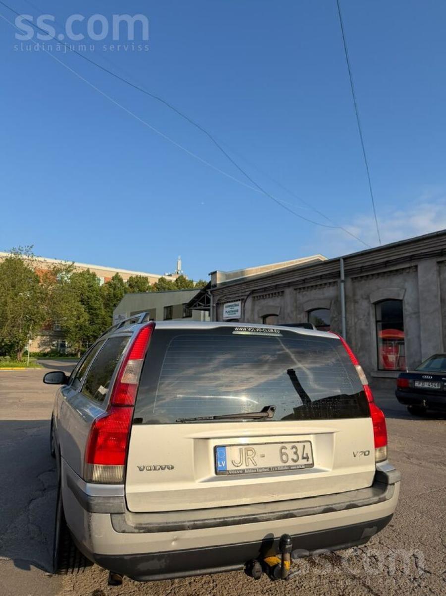 Grey Volvo V70 2001 in Riga, with an engine capacity of 2.40 L and mileage of 410 thousand km for 1350 €, photo 5 on AUTOMOTO.COM.LV