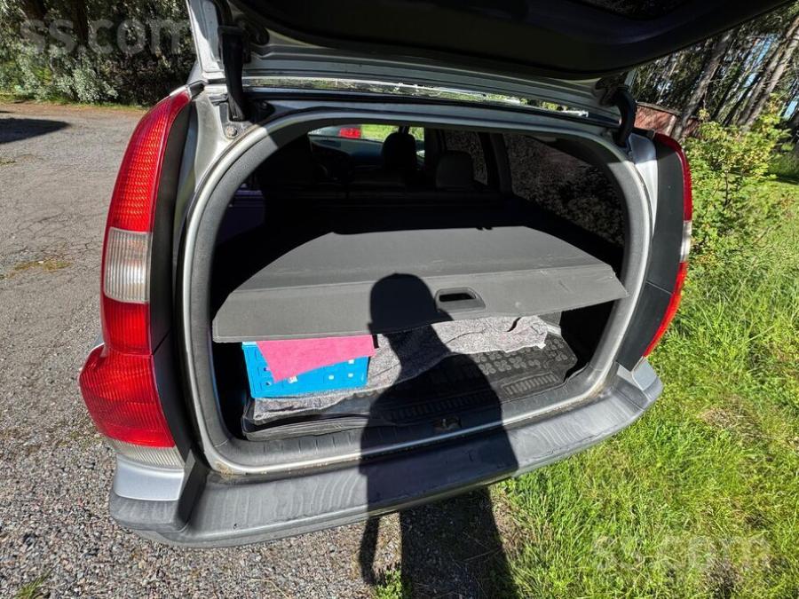 Grey Volvo V70 2003 in Kuldiga, with an engine capacity of 2.40 L and mileage of 384 thousand km for 750 €, photo 5 on AUTOMOTO.COM.LV