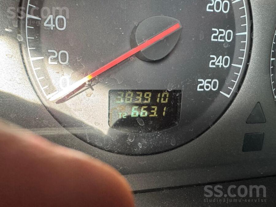 Grey Volvo V70 2003 in Kuldiga, with an engine capacity of 2.40 L and mileage of 384 thousand km for 750 €, photo 7 on AUTOMOTO.COM.LV