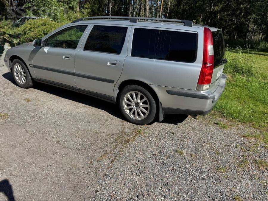 Grey Volvo V70 2003 in Kuldiga, with an engine capacity of 2.40 L and mileage of 384 thousand km for 750 €, photo 8 on AUTOMOTO.COM.LV