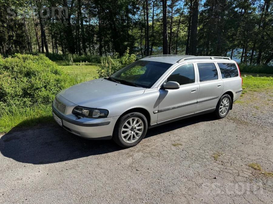 Grey Volvo V70 2003 in Kuldiga, with an engine capacity of 2.40 L and mileage of 384 thousand km for 750 €, photo 1 on AUTOMOTO.COM.LV