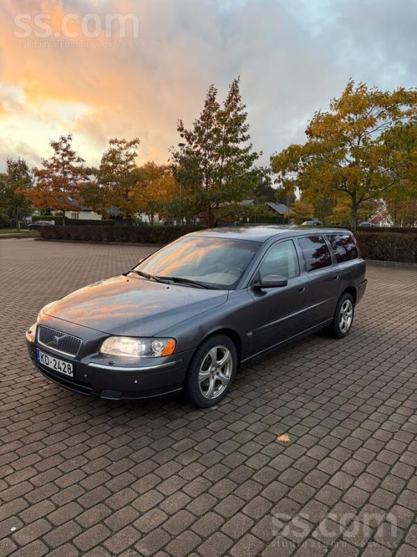 Pelēks Volvo V70 2005 Jelgava, ar dzinēja tilpumu 2.40 L un nobraukumu 378 tūkst. km par 1700 €, foto 4 vietnē AUTOMOTO.COM.LV