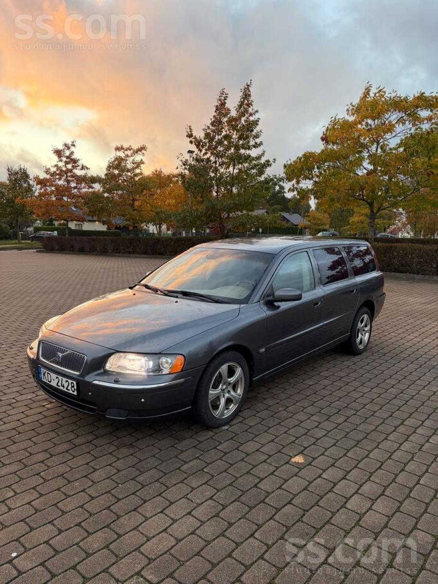 Pelēks Volvo V70 2005 Jelgava, ar dzinēja tilpumu 2.40 L un nobraukumu 378 tūkst. km par 1700 €, foto 4 vietnē AUTOMOTO.COM.LV