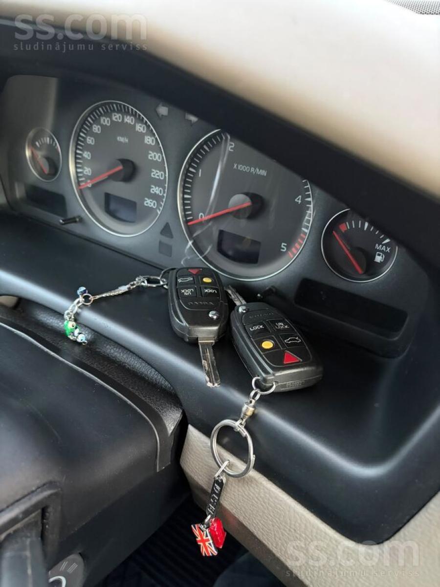 Pelēks Volvo V70 2005 Jelgava, ar dzinēja tilpumu 2.40 L un nobraukumu 378 tūkst. km par 1700 €, foto 8 vietnē AUTOMOTO.COM.LV