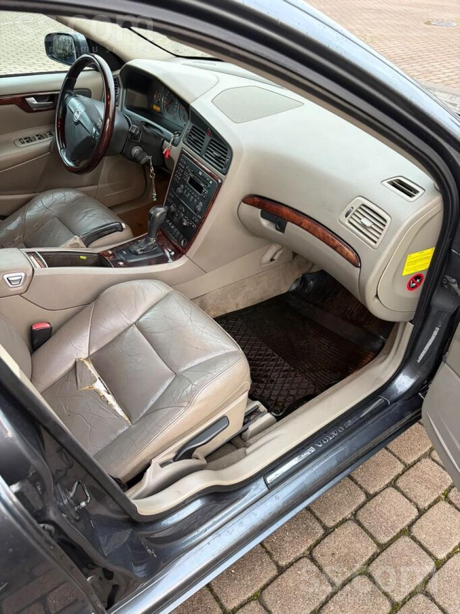 Pelēks Volvo V70 2005 Jelgava, ar dzinēja tilpumu 2.40 L un nobraukumu 378 tūkst. km par 1700 €, foto 10 vietnē AUTOMOTO.COM.LV