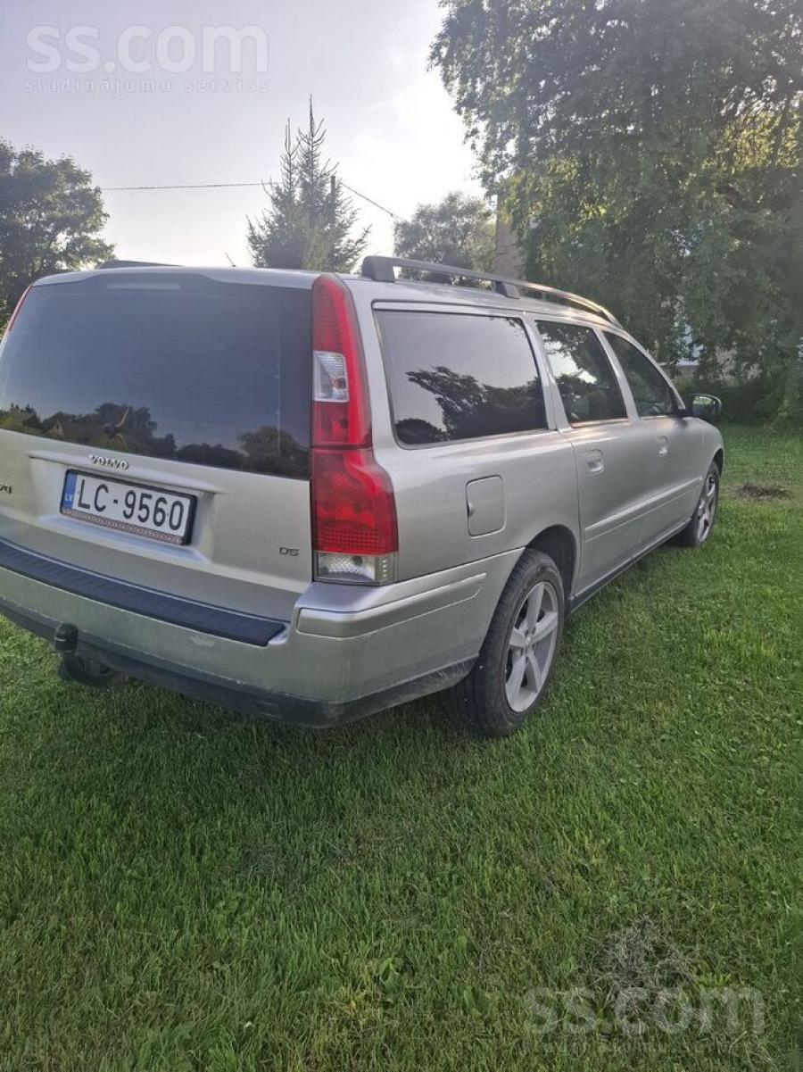 Grey Volvo V70 2006 in Bauska, with an engine capacity of 2.40 L and mileage of 411 thousand km for 2200 €, photo 5 on AUTOMOTO.COM.LV