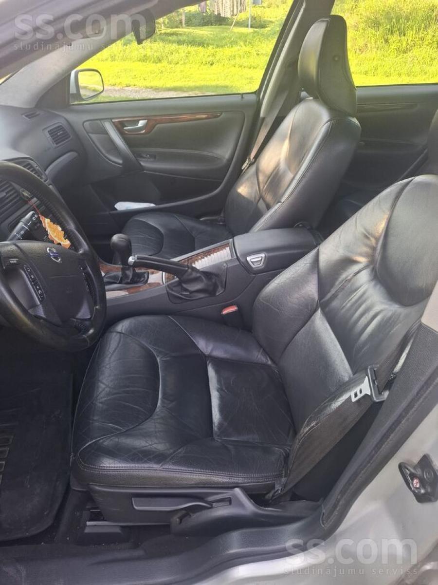 Grey Volvo V70 2006 in Bauska, with an engine capacity of 2.40 L and mileage of 411 thousand km for 2200 €, photo 9 on AUTOMOTO.COM.LV