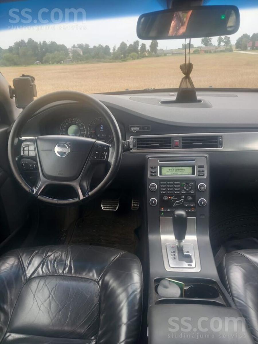 Grey Volvo V70 2009 in Talsi, with an engine capacity of 2.40 L and mileage of 307 thousand km for 2350 €, photo 6 on AUTOMOTO.COM.LV
