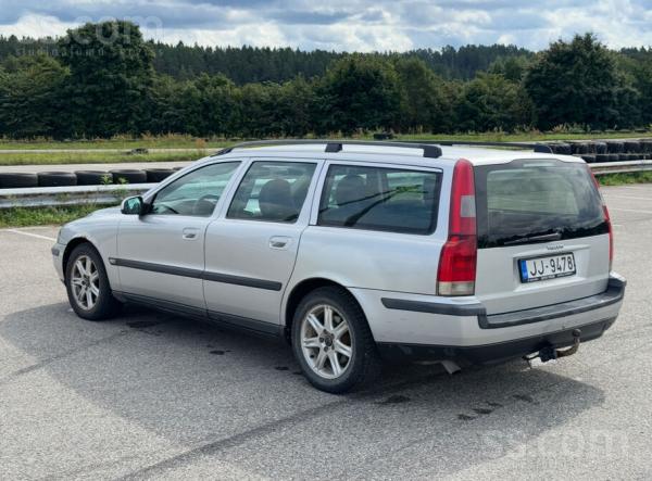 Grey Volvo V70 2001 in Valmiera, with an engine capacity of 2.40 L and mileage of 596 thousand km for 1200 €, photo 4 on AUTOMOTO.COM.LV