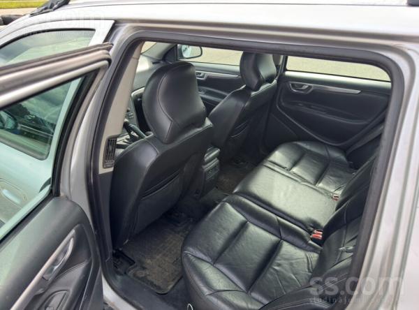 Grey Volvo V70 2001 in Valmiera, with an engine capacity of 2.40 L and mileage of 596 thousand km for 1200 €, photo 8 on AUTOMOTO.COM.LV