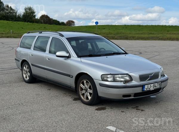 Grey Volvo V70 2001 in Valmiera, with an engine capacity of 2.40 L and mileage of 596 thousand km for 1200 €, photo 1 on AUTOMOTO.COM.LV