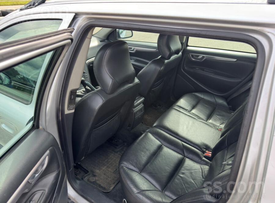 Pelēks Volvo V70 2001 Valmiera, ar dzinēja tilpumu 2.40 L un nobraukumu 596 tūkst. km par 1200 €, foto 8 vietnē AUTOMOTO.COM.LV