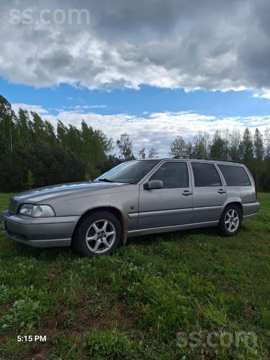 Grey Volvo V70 1997 in Aizkraukle, with an engine capacity of 2.50 L and mileage of 387 thousand km for 560 €, photo 1 on AUTOMOTO.COM.LV