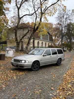 Volvo V70 1998 in Kuldiga on AUTOMOTO.COM.LV Grey Volvo V70 1998 in Kuldiga, with an engine capacity of 2.50 L and mileage of 431 thousand km for 900 €, photo 1 on AUTOMOTO.COM.LV