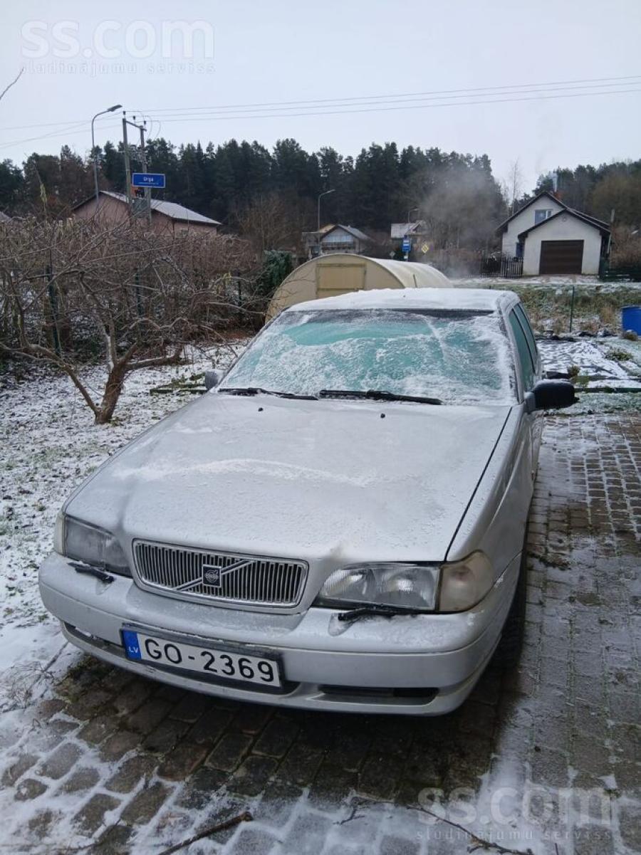 Pelēks Volvo V70 1999 Ogre, ar dzinēja tilpumu 2.40 L un nobraukumu 372 tūkst. km par 700 €, foto 1 vietnē AUTOMOTO.COM.LV