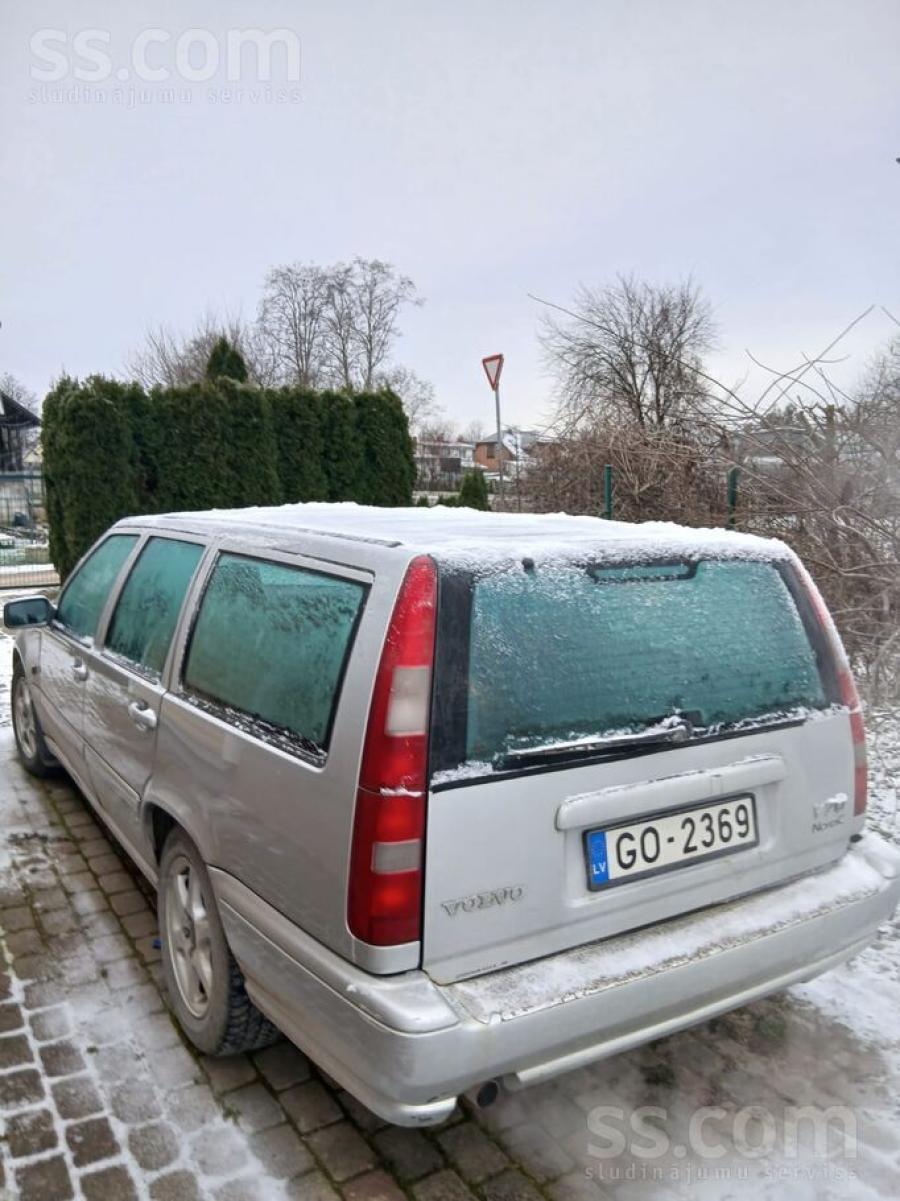 Pelēks Volvo V70 1999 Ogre, ar dzinēja tilpumu 2.40 L un nobraukumu 372 tūkst. km par 700 €, foto 2 vietnē AUTOMOTO.COM.LV