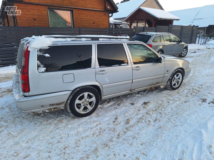 Pelēks Volvo V70 1999 Kauņa, ar dzinēja tilpumu 2.00 L un nobraukumu 450 tūkst. km par 950 €, foto 2 vietnē AUTOMOTO.COM.LV