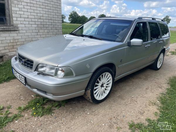 Pelēks Volvo V70 1999 Jurbarkas, ar dzinēja tilpumu 2.40 L un nobraukumu 320 tūkst. km par 3000 €, foto 1 vietnē AUTOMOTO.COM.LV
