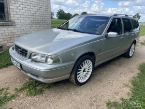 Pelēks Volvo V70 1999 Jurbarkas, ar dzinēja tilpumu 2.40 L un nobraukumu 320 tūkst. km par 3000 €, foto  vietnē AUTOMOTO.COM.LV