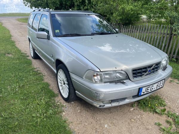 Pelēks Volvo V70 1999 Jurbarkas, ar dzinēja tilpumu 2.40 L un nobraukumu 320 tūkst. km par 3000 €, foto 4 vietnē AUTOMOTO.COM.LV
