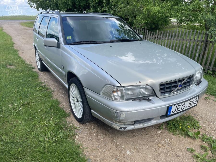 Pelēks Volvo V70 1999 Jurbarkas, ar dzinēja tilpumu 2.40 L un nobraukumu 320 tūkst. km par 3000 €, foto 5 vietnē AUTOMOTO.COM.LV
