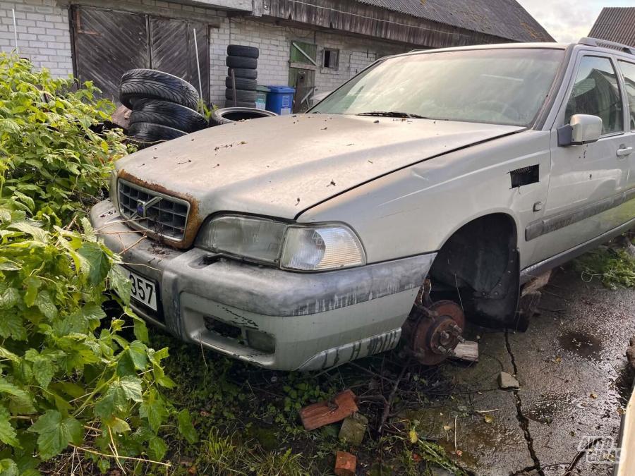Pelēks Volvo V70 1999 Jurbarkas, ar dzinēja tilpumu 2.40 L un nobraukumu 320 tūkst. km par 3000 €, foto 17 vietnē AUTOMOTO.COM.LV