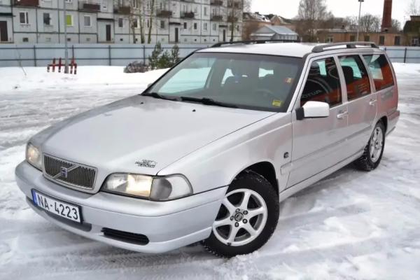 Grey Volvo V70 1999 in Jekabpils, with an engine capacity of 2.40 L and mileage of 371 thousand km for 2200 €, photo 1 on AUTOMOTO.COM.LV