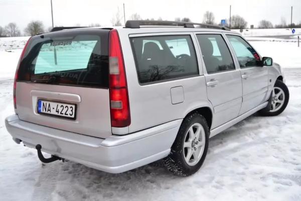 Grey Volvo V70 1999 in Jekabpils, with an engine capacity of 2.40 L and mileage of 371 thousand km for 2200 €, photo 2 on AUTOMOTO.COM.LV