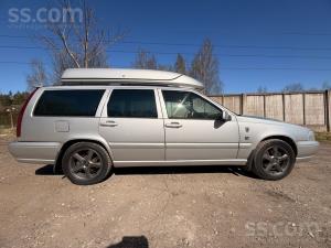 Pelēks Volvo V70 1999 Rīga, ar dzinēja tilpumu 2.50 L un nobraukumu 452 tūkst. km par 3900 €, foto  vietnē AUTOMOTO.COM.LV