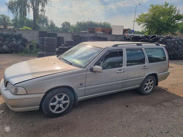 Grey Volvo V70 1999 in Kaunas, with an engine capacity of 2.46 L and mileage of 300 thousand km for 650 €, photo 1 on AUTOMOTO.COM.LV