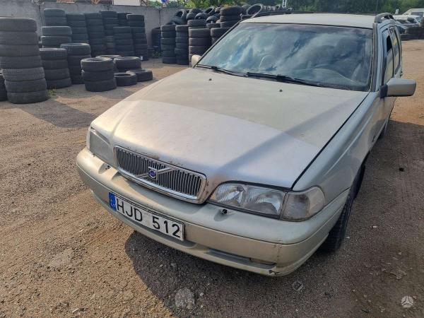 Grey Volvo V70 1999 in Kaunas, with an engine capacity of 2.46 L and mileage of 300 thousand km for 650 €, photo 2 on AUTOMOTO.COM.LV