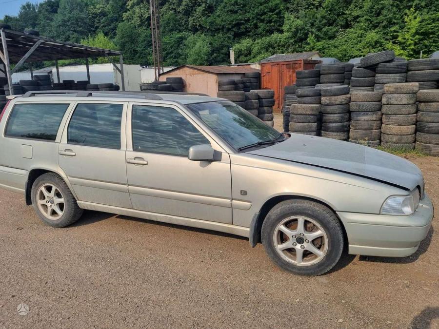 Grey Volvo V70 1999 in Kaunas, with an engine capacity of 2.46 L and mileage of 300 thousand km for 650 €, photo 4 on AUTOMOTO.COM.LV