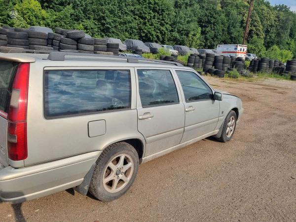 Grey Volvo V70 1999 in Kaunas, with an engine capacity of 2.46 L and mileage of 300 thousand km for 650 €, photo 4 on AUTOMOTO.COM.LV