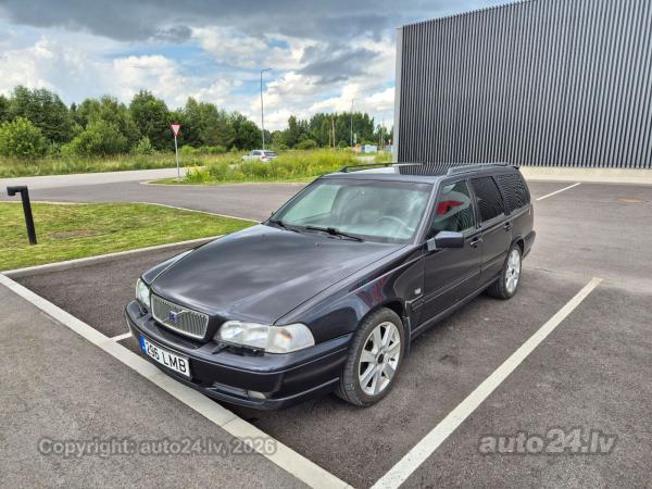 Grey Volvo V70 1999 in Tallinn, with an engine capacity of 2.50 L and mileage of 442 thousand km for 2000 €, photo 1 on AUTOMOTO.COM.LV
