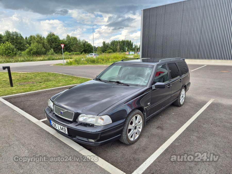 Grey Volvo V70 1999 in Tallinn, with an engine capacity of 2.50 L and mileage of 442 thousand km for 2000 €, photo 1 on AUTOMOTO.COM.LV