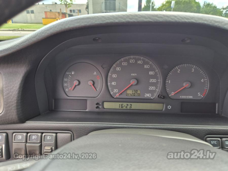 Grey Volvo V70 1999 in Tallinn, with an engine capacity of 2.50 L and mileage of 442 thousand km for 2000 €, photo 12 on AUTOMOTO.COM.LV