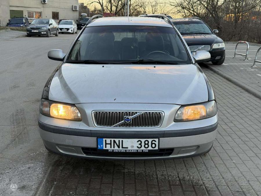 Grey Volvo V70 2000 in Vilnius, with an engine capacity of 2.40 L and mileage of 400 thousand km for 750 €, photo 1 on AUTOMOTO.COM.LV