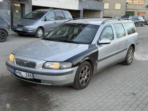 Grey Volvo V70 2000 in Vilnius, with an engine capacity of 2.40 L and mileage of 400 thousand km for 750 €, photo 2 on AUTOMOTO.COM.LV