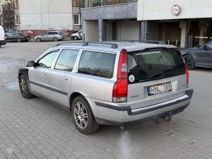 Grey Volvo V70 2000 in Vilnius, with an engine capacity of 2.40 L and mileage of 400 thousand km for 750 €, photo 4 on AUTOMOTO.COM.LV