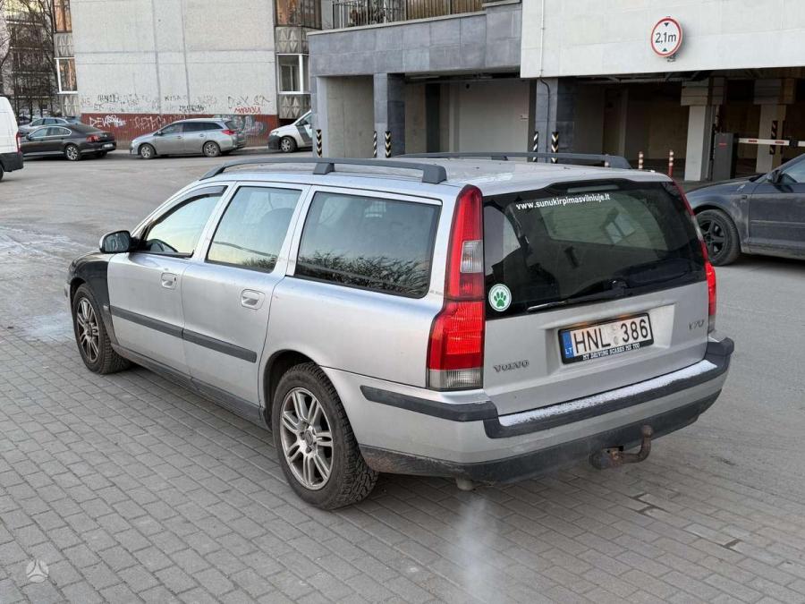 Grey Volvo V70 2000 in Vilnius, with an engine capacity of 2.40 L and mileage of 400 thousand km for 750 €, photo 4 on AUTOMOTO.COM.LV